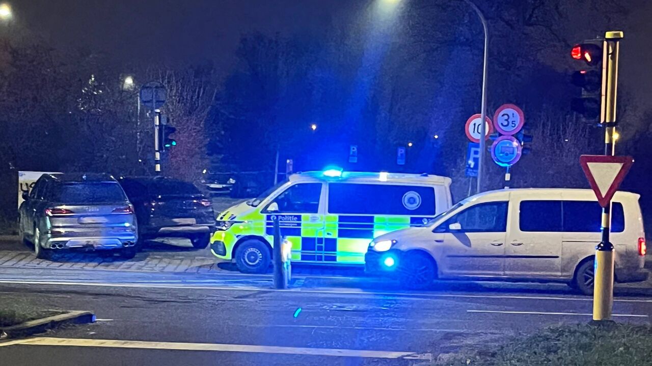 Auto klemgereden door politie na wilde achtervolging door Antwerpen ...
