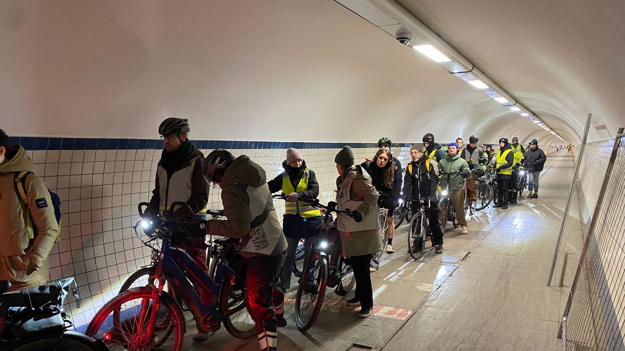 Lange rij fietsers aan de lift in Antwerpse voetgangerstunnel: "Ik sta ...