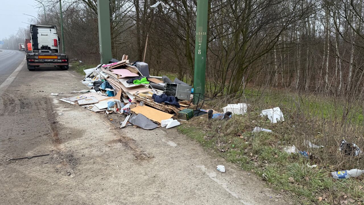 Groot sluikstort opgeruimd aan oprit A12 op Noorderlaan in Antwerpen ...