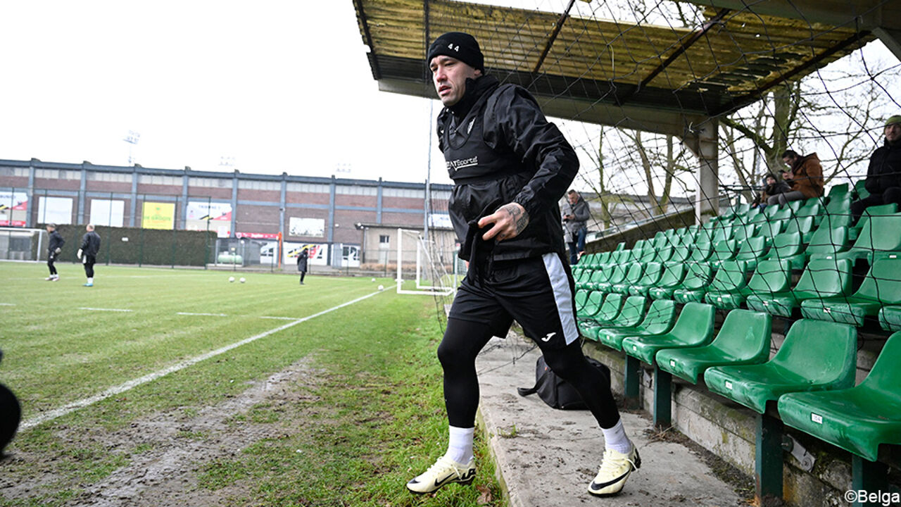 IN BEELD: Met een knipoog richting camera en flink ingeduffeld maakt ...