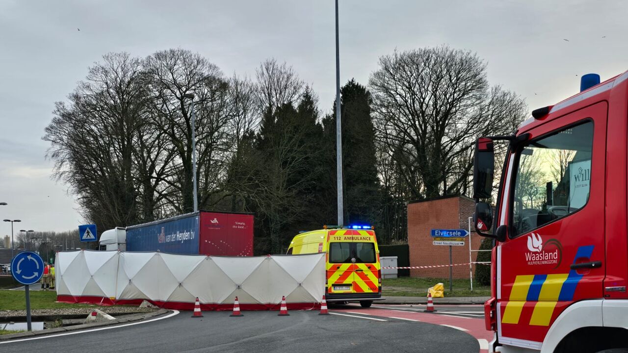 Fietser (27) komt om bij aanrijding met vrachtwagen in Temse | VRT NWS: nieuws