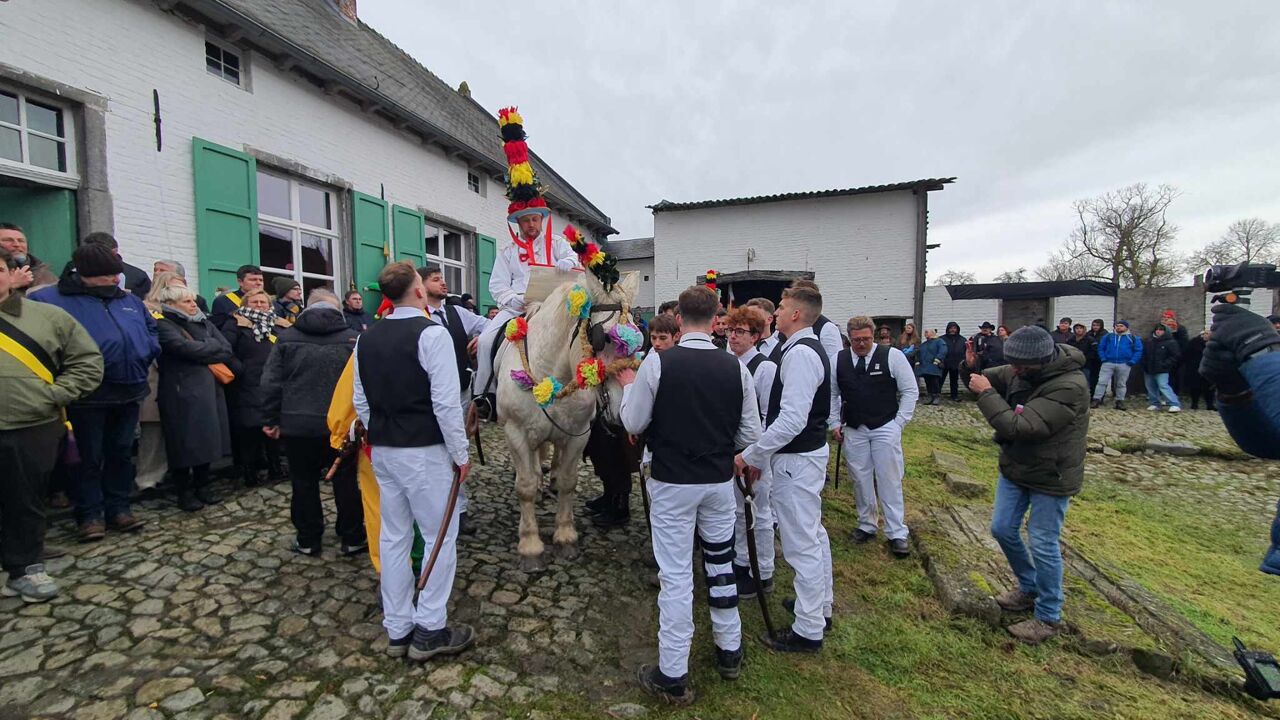 Traditionele Pauwelviering Galmaarden trekt voor het eerst uit in ...