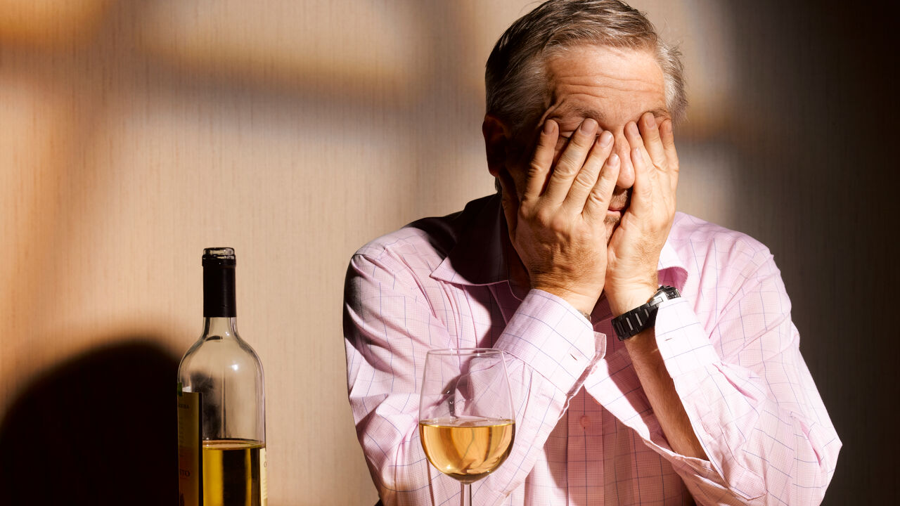 Meer dan 10 sterfgevallen per dag gelinkt aan alcohol | VRT NWS: nieuws