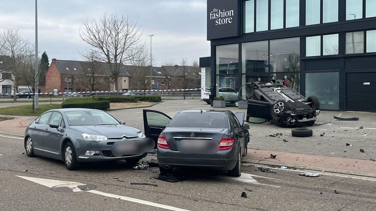 Achtervolging in Hasselt eindigt in zware crash: 3 auto's betrokken, 1 ...