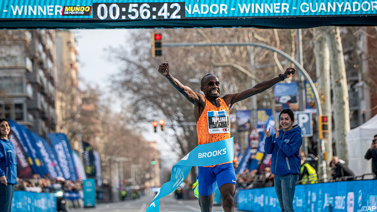 Elie Bacari snoept Belgisch record op 60 meter horden af van Obasuyi ...
