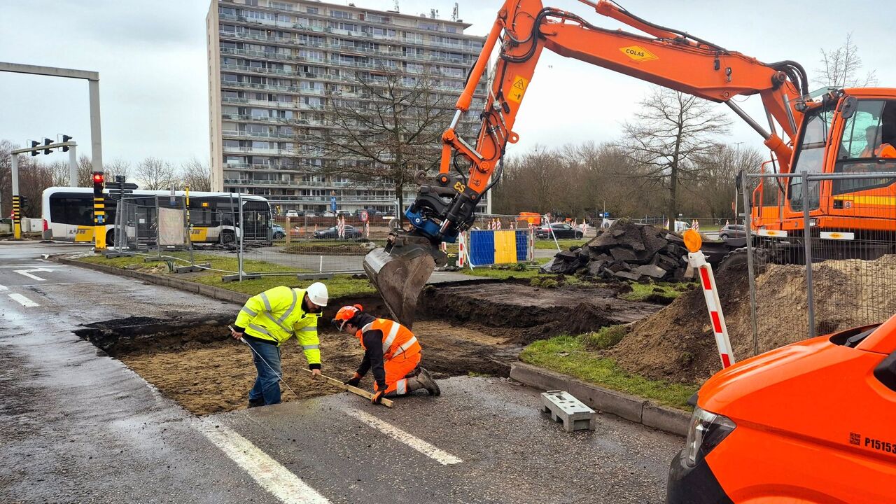 Onaangekondigde werken veroorzaken hele week hinder rond kruispunt Mechelse Poort in Dendermonde ...