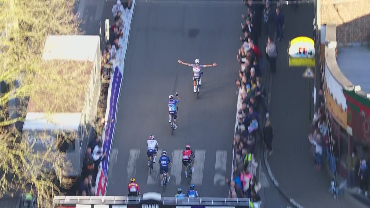 Meteen raak! Mathieu van der Poel schudt alle sprinters uit zijn wiel ...