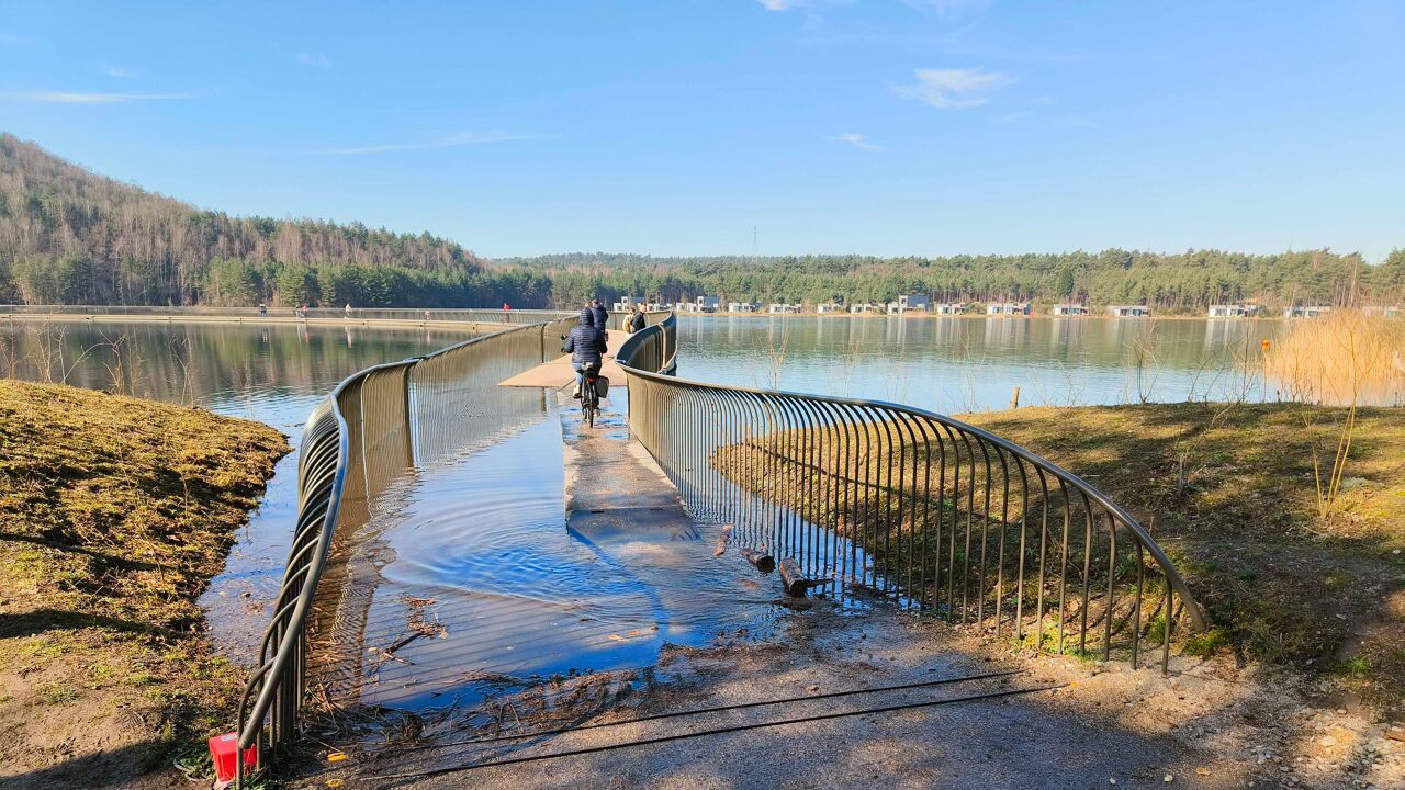 Wateroverlast aan pontonbrug 'Fietsen tussen de Mijnterrils' in ...