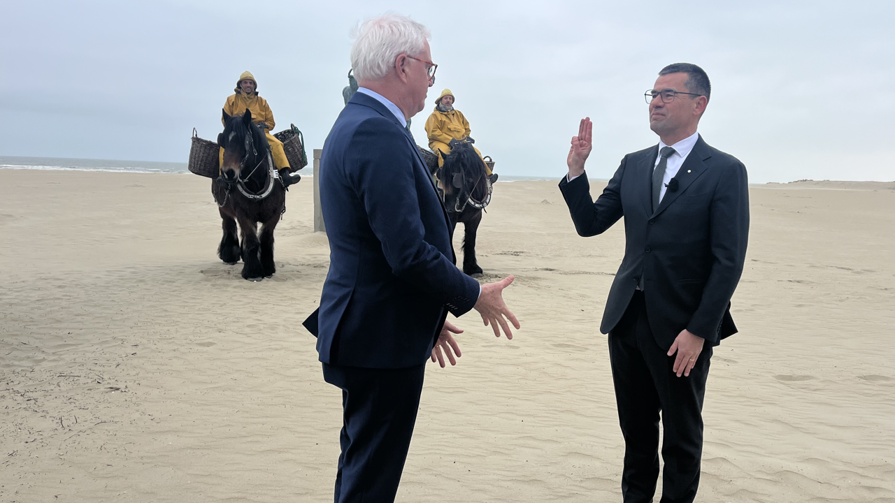 Nieuwe burgemeester Koksijde legt eed af op strand: "Uniek in West ...