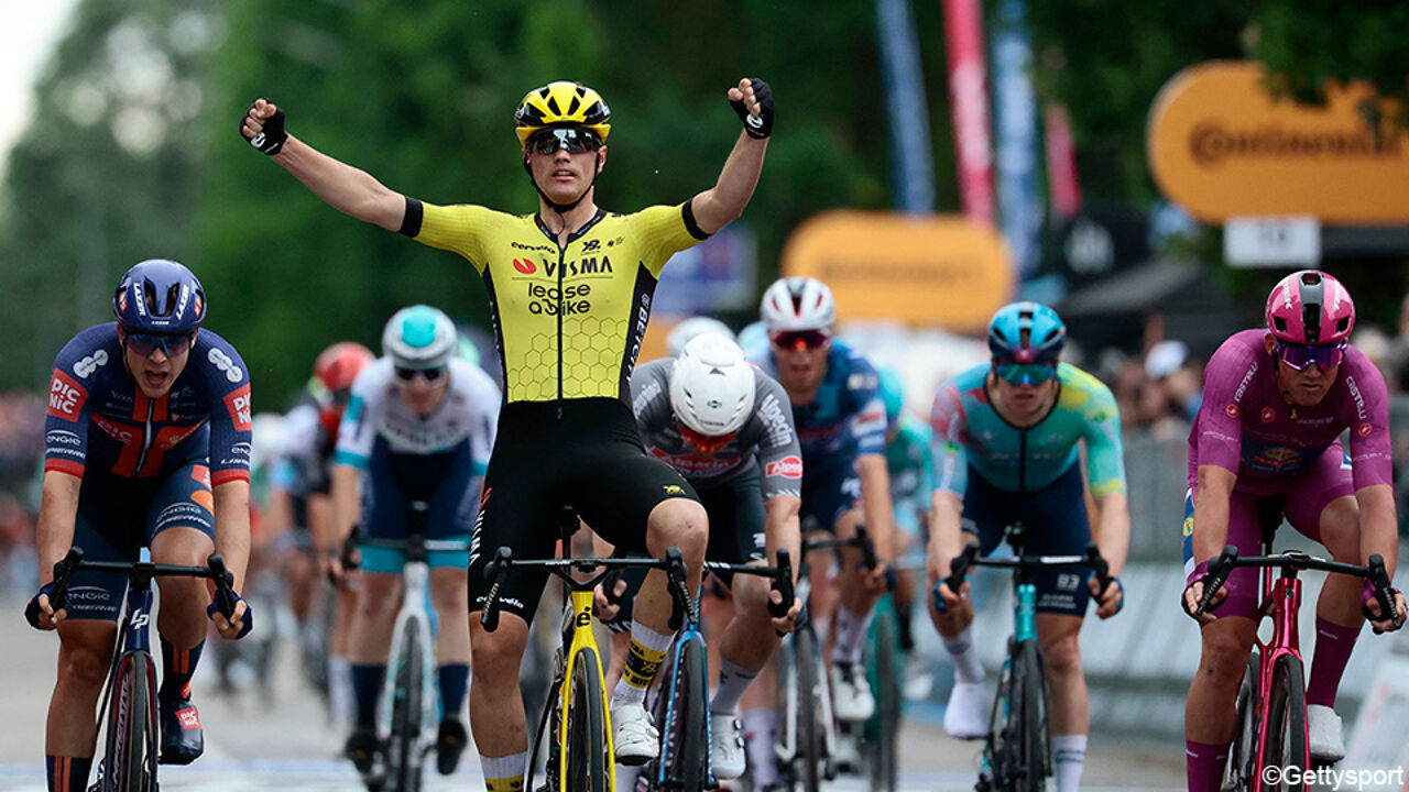 "Ben jij hier nog graag? Dan zijn we met twee": grappende Wout van Aert ...