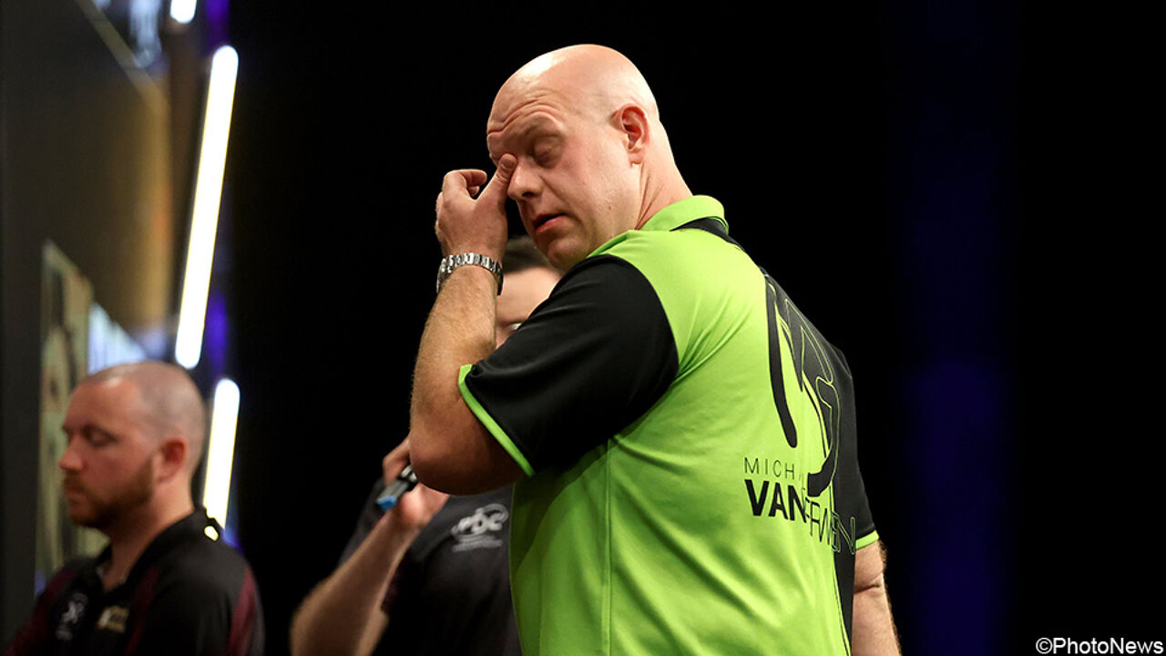 Michael van Gerwen moet play-offticket in Premier League aan Aspinall ...