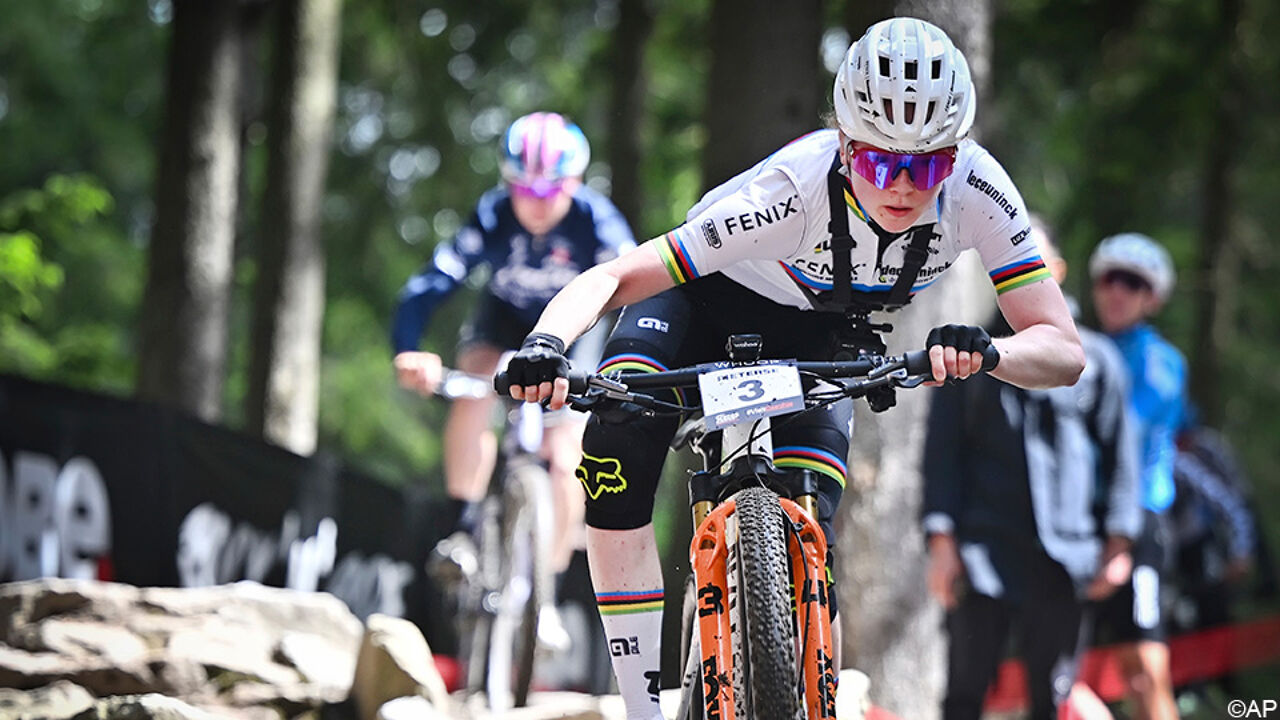 Puck Pieterse pikt de draad weer op met sprintzege op de mountainbike, pech voor Jens Schuermans ...