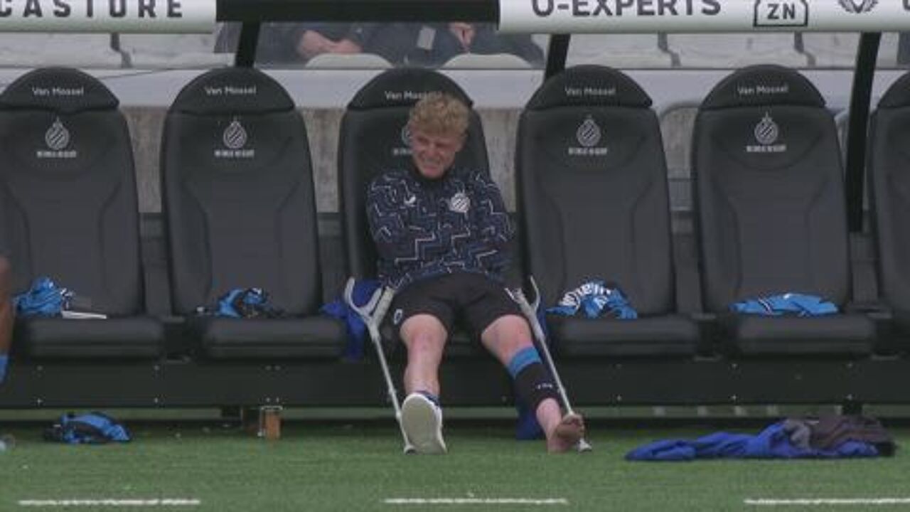 Seys op krukken op de bank, na stevige tackle van Deman | sporza