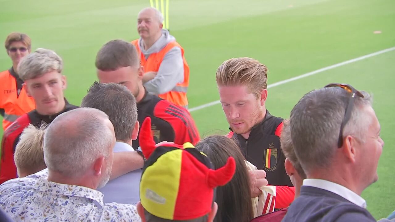 Selfies, handtekeningen en veel goede hoop: 500 enthousiaste fans mogen ...