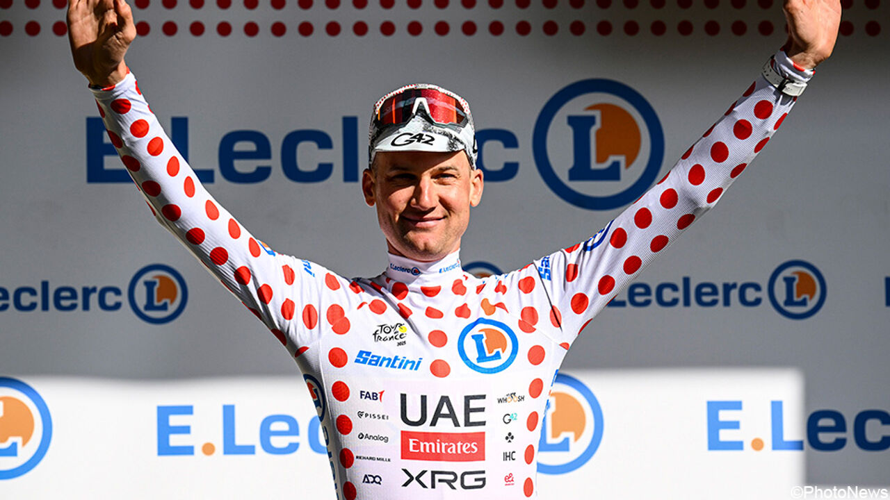 Tim Wellens verlost Tadej Pogacar van de bollentrui na pienter ...