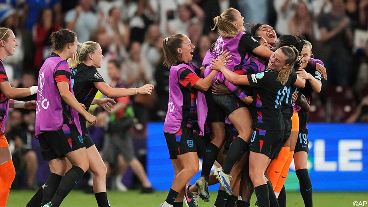 Engeland kruipt alweer door het oog van de naald: invalsters redden ...