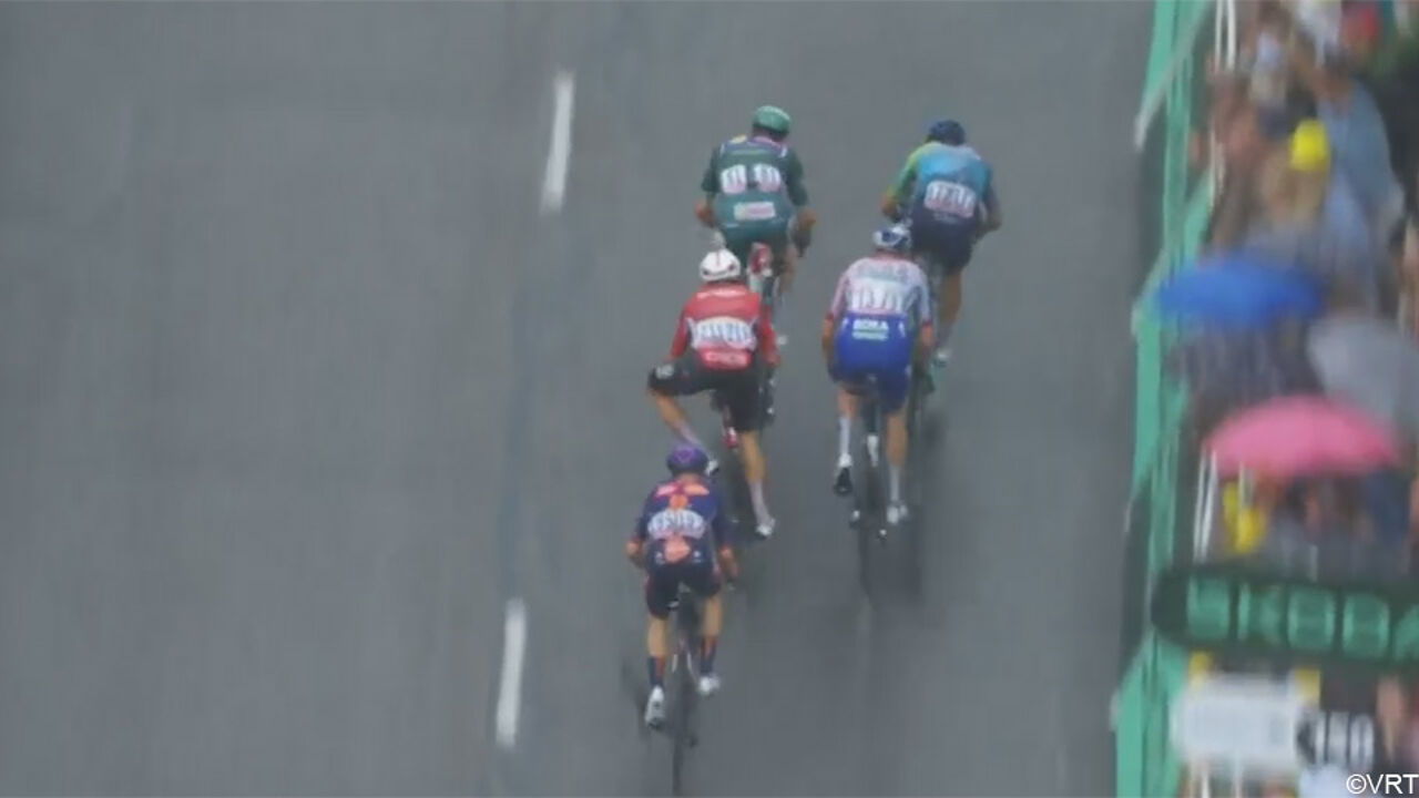Arnaud De Lie (4e) ontsnapt na tik tegen achterwiel van Jonathan Milan ...