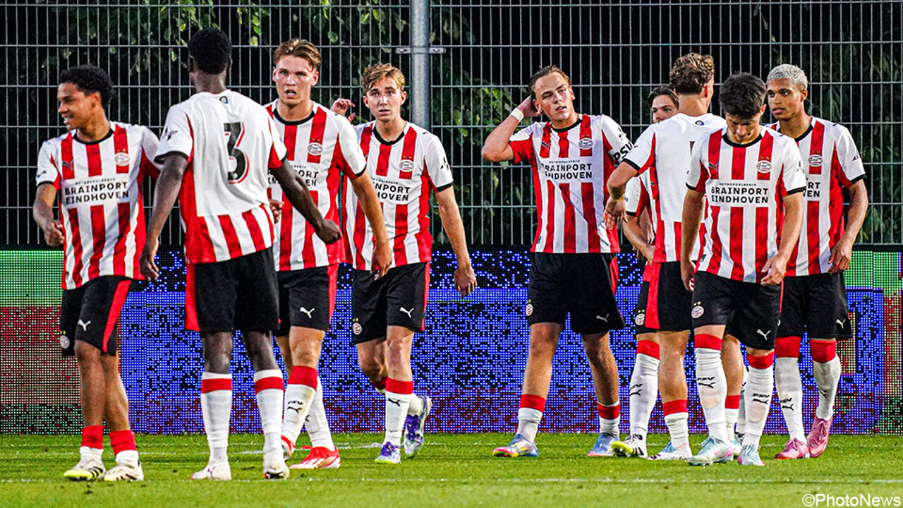 Toptalent Noah Fernandez maakt profdebuut voor Jong PSV, dat meteen indruk maakt met flitsende ...