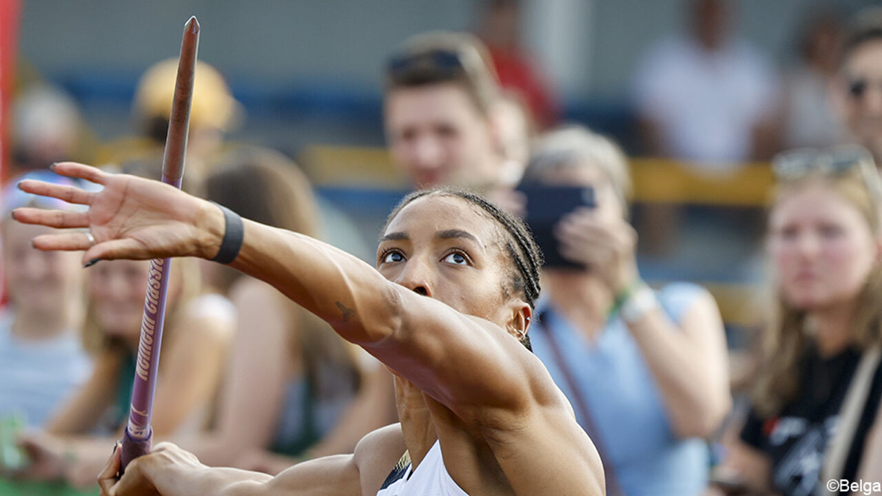 FOTO - Nafi Thiam pikt ook het speerwerpen weer op, met een voorzichtige worp | sporza
