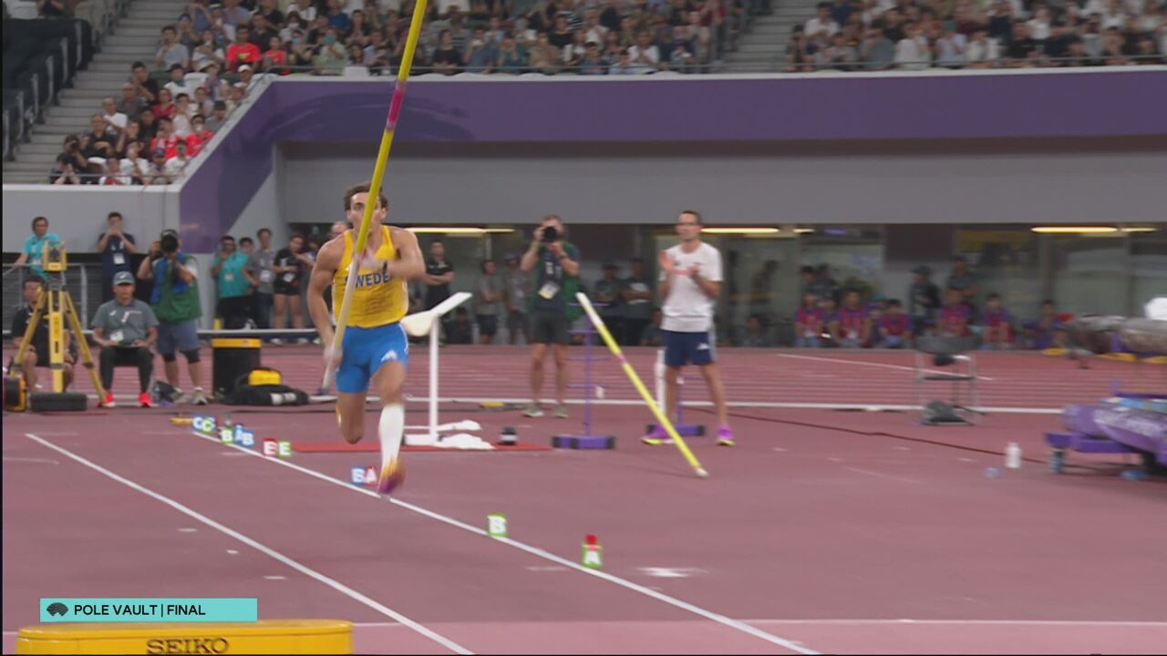 "Ik kreeg nu wel liefde van de lat": Mondo Duplantis wipt over 6,30 ...