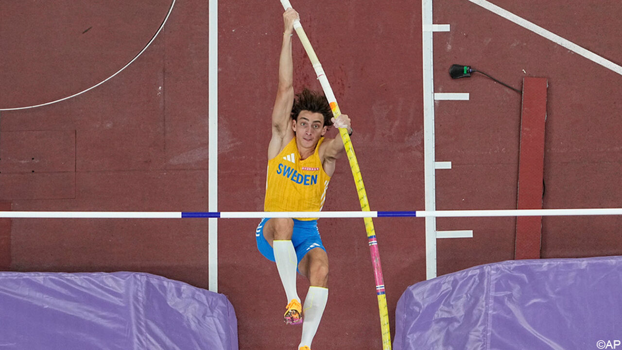 6,23 meter! Kijk hoe polsstokspringer Armand Duplantis zijn ...