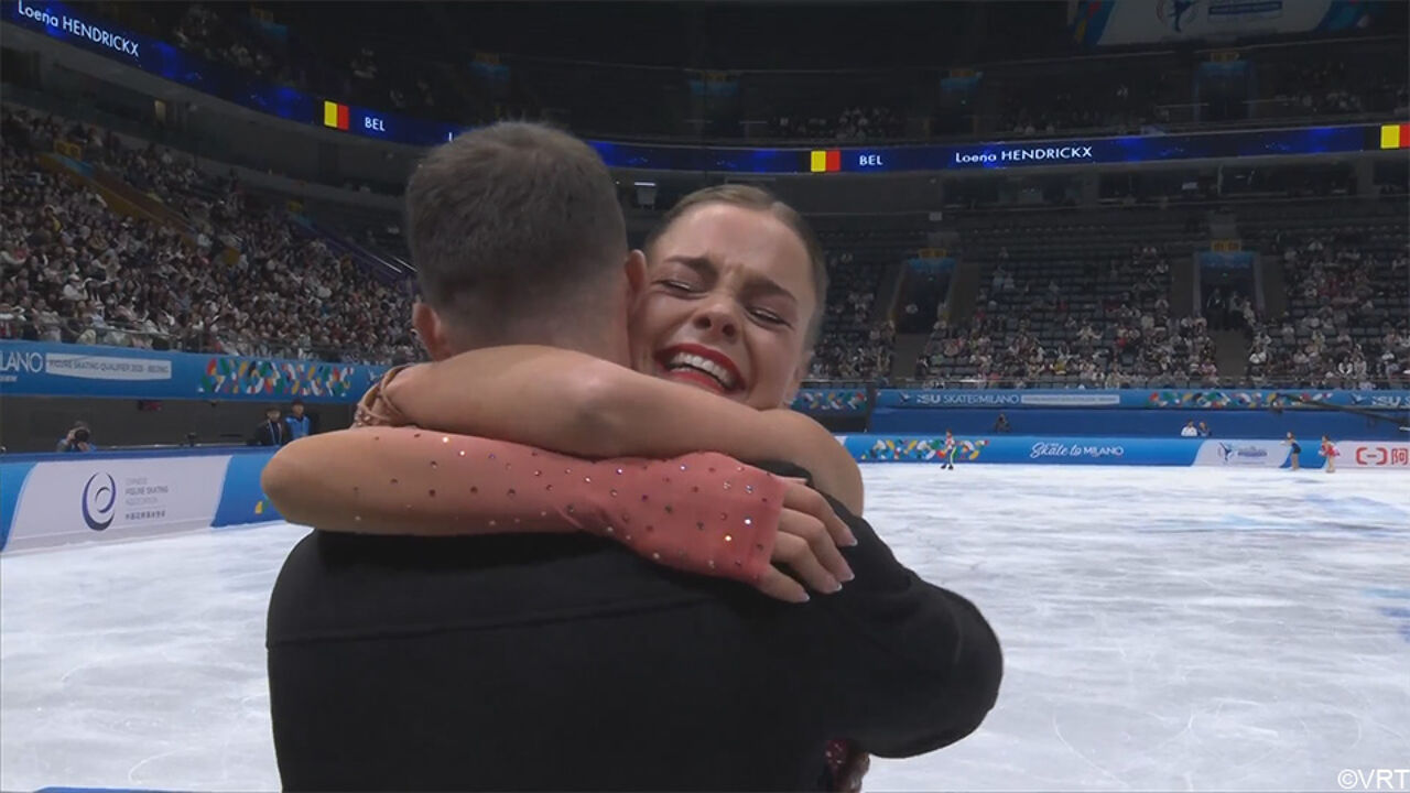 Wat een ontlading voor Loena Hendrickx! Dankzij sterke vrije kür grijpt ...