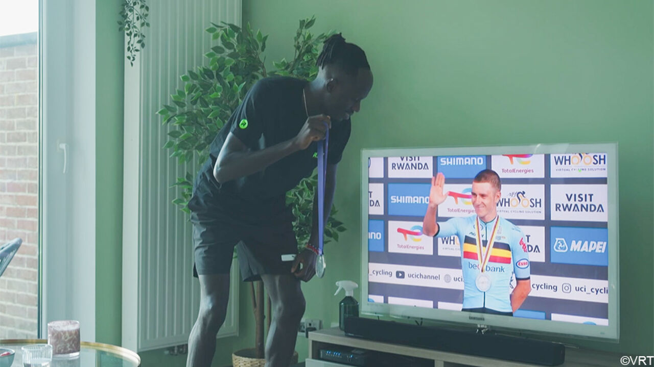 Evenepoel mag berichtje verwachten: Isaac Kimeli supporterde fanatiek voor die andere ...