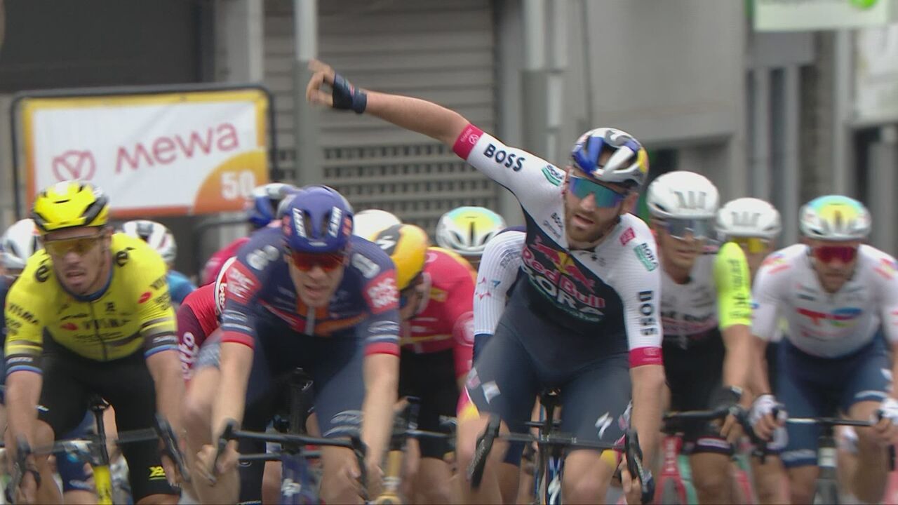 Beresterke Jordi Meeus knalt de kasseien uit de grond richting ...