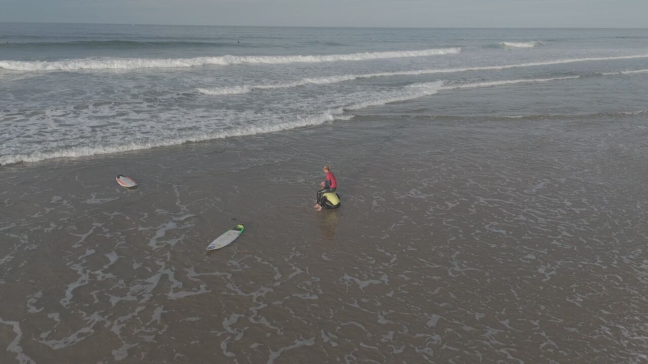 Unieke dubbel op BK golfsurfen: 13-jarige Kamiel Deraeve toont talent ...