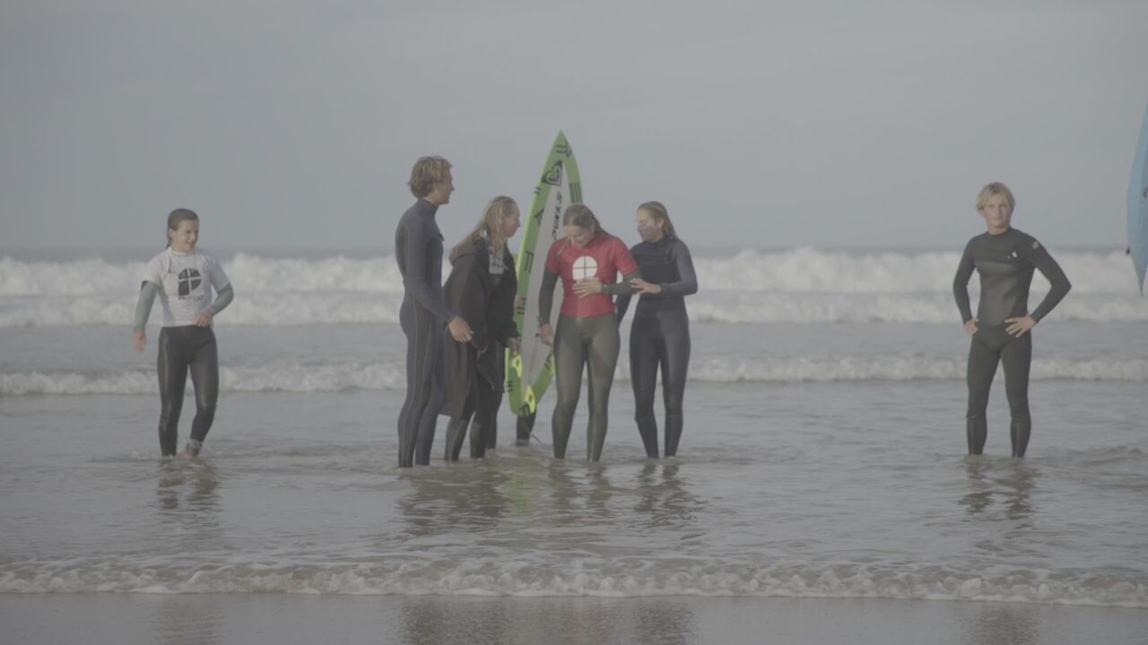 Unieke dubbel op BK golfsurfen: 13-jarige Kamiel Deraeve toont talent ...