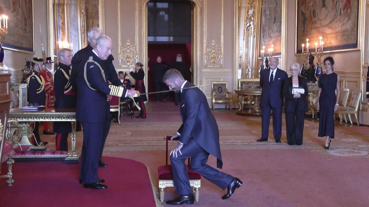 David Beckham officieel tot ridder geslagen door koning Charles: "Mijn meest trotse moment" | sporza