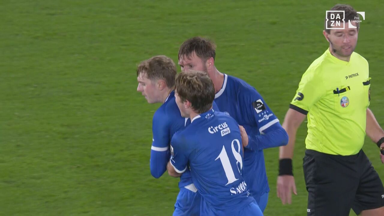 Max Dean (KAA Gent) zit 4 wedstrijden op het strafbankje na zware ...