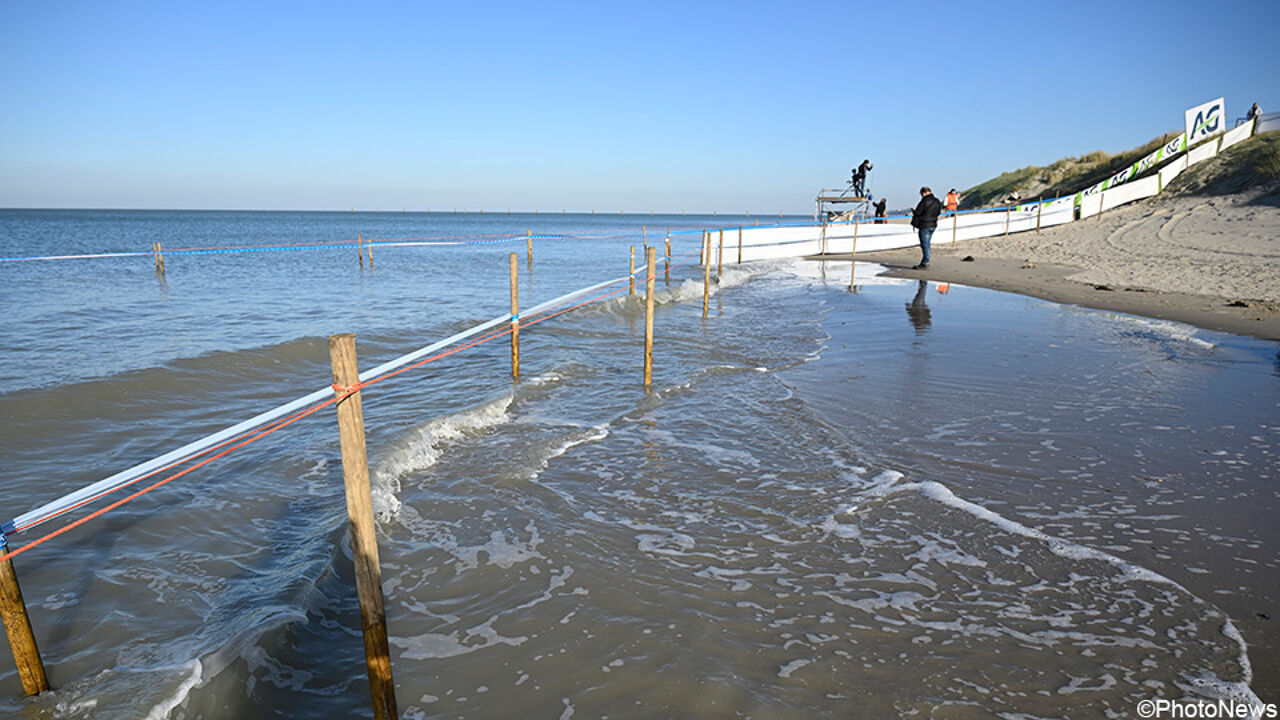 FOTO - Hoogwater zorgt voor natte voeten op EK-parcours, doortocht op ...