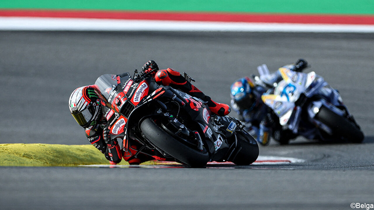 Marco Bezzecchi vliegt van start tot finish aan kop in Moto GP-manche ...