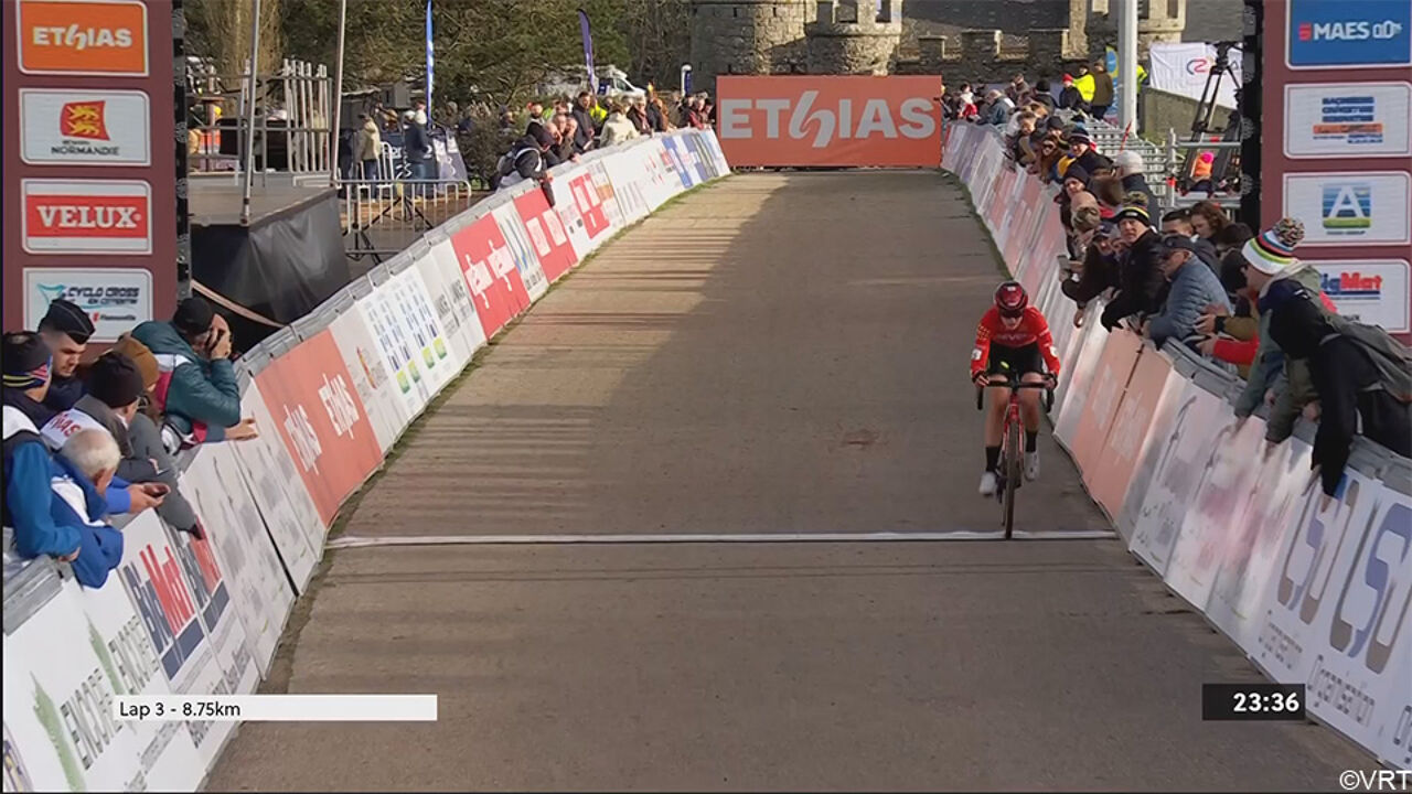 Beresterke Van Alphen grijpt gouden kans in Flamanville, Alvarado viert ...