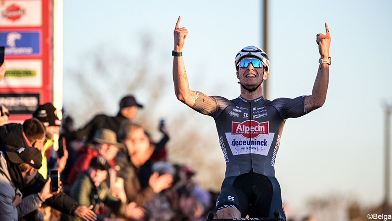 Michael Vanthourenhout en Ryan Kamp wijzen naar elkaar na verbeten ...