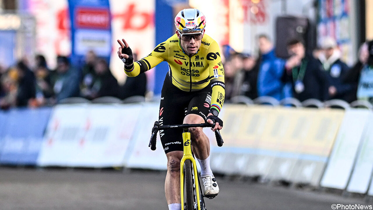 Michael Vanthourenhout en Ryan Kamp wijzen naar elkaar na verbeten ...