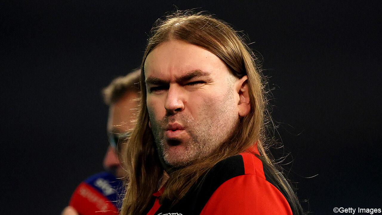 WK darts: Ryan "Heavy Metal" Searle houdt Jonny Clayton uit de halve ...