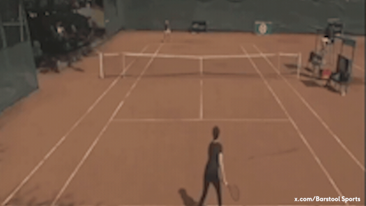 Is dit de slechtste tennisspeelster ooit? Pijnlijke beelden van ...