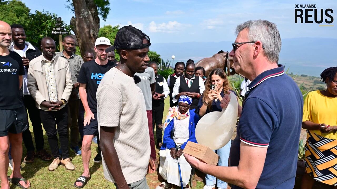 Isaac Kimeli wint De Vlaamse Reus 2025 en krijgt trofee op bijzondere ...