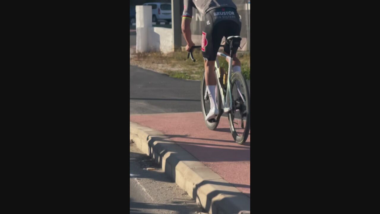 Nog altijd een acrobaat op de fiets: Mathieu van der Poel pakt op stage ...