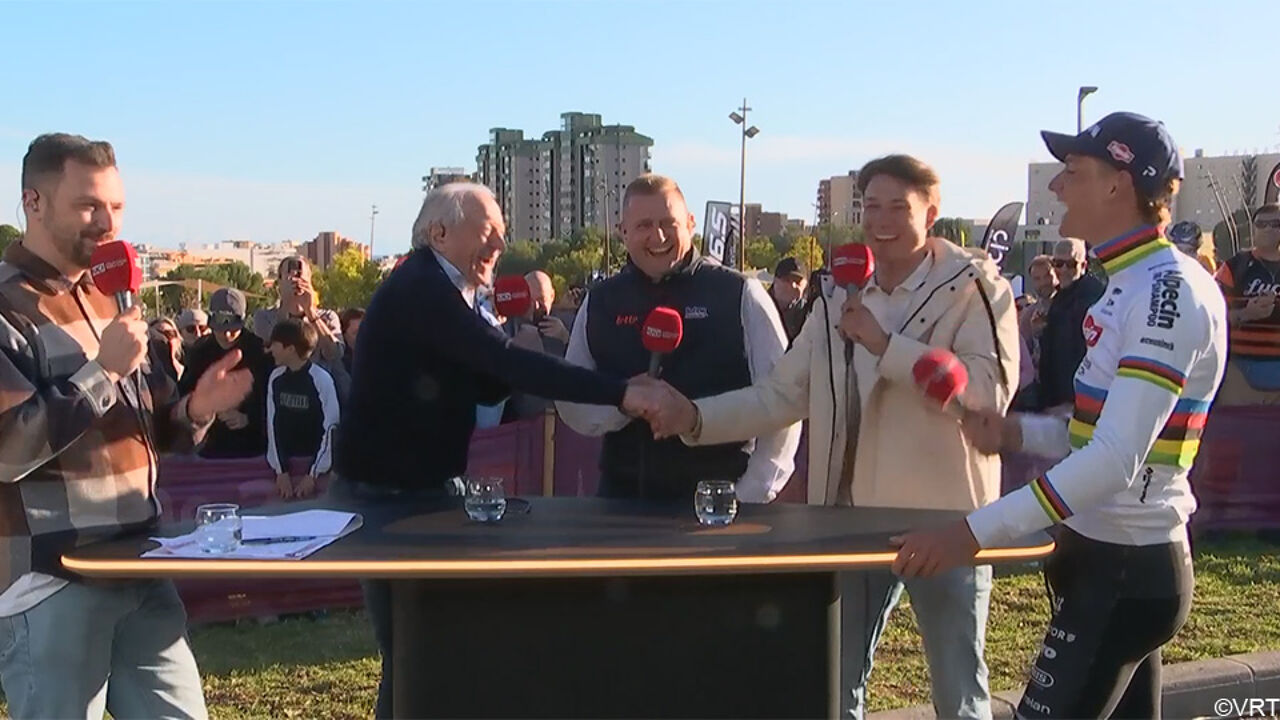 Michael Vanthourenhout en Ryan Kamp wijzen naar elkaar na verbeten ...
