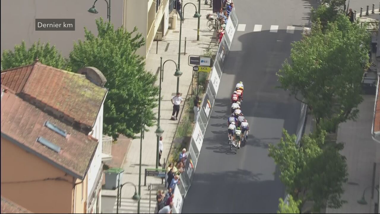 Van Aert kwam net te laat: vluchter Quinn Simmons sprint naar ...