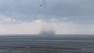 Waterhoos duikt op voor kust van De Haan: "Combinatie van onweerswolk ...