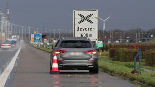 Vrouw zit uren dood achter stuur van wagen op pechstrook van E34 in ...