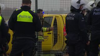 Politie pakt 350 klimaatactivisten op bij actie aan luchthaven Deurne ...