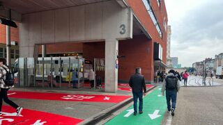 Nieuwe kiss & ride-parking, verplaatsing laad- en loszone en afgescheiden fietspad moeten ...