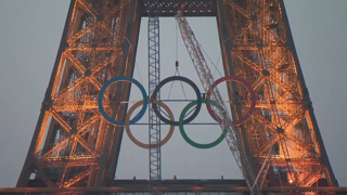 Olympische ringen onthuld aan Eiffeltoren in Parijs | VRT NWS: nieuws
