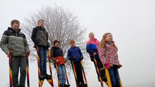 Kinderen leren op stelten lopen in Merchtem: "Traditie mag niet ...