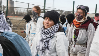 Honderden activisten van Code Rood blokkeren voedingsbedrijf Cargill in ...